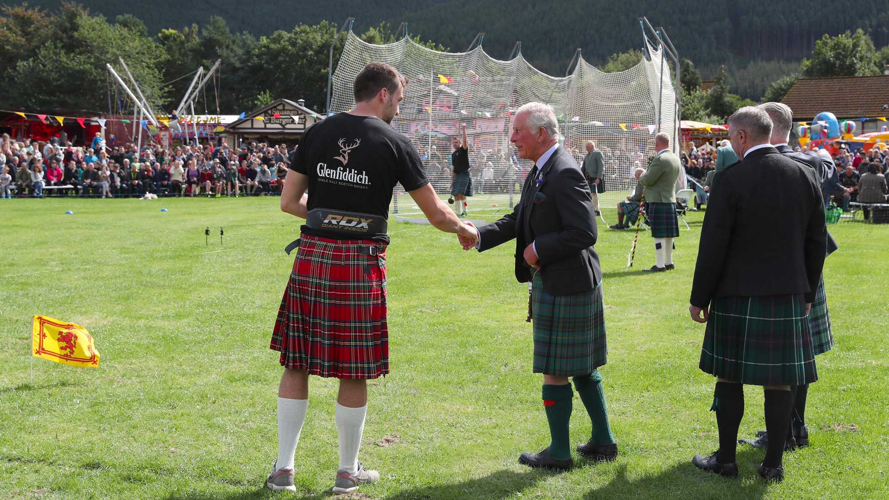 Le prince Charles assiste aux compétitions de tir à la corde, de kilt ...