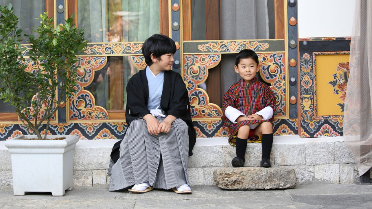 Le prince Hisahito du Japon (12 ans) rencontre le prince Jigme Namgyel ...