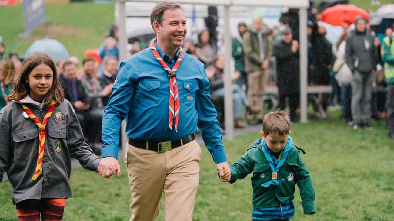 Guillaume de Luxembourg devient chef scout : 3000 scouts réunis pour ...