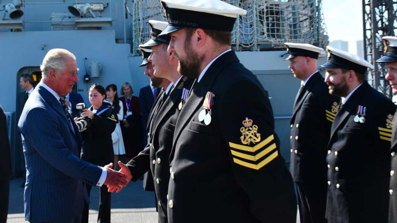 Le prince Charles à bord d'un navire de la Royal Navy amarré au Japon