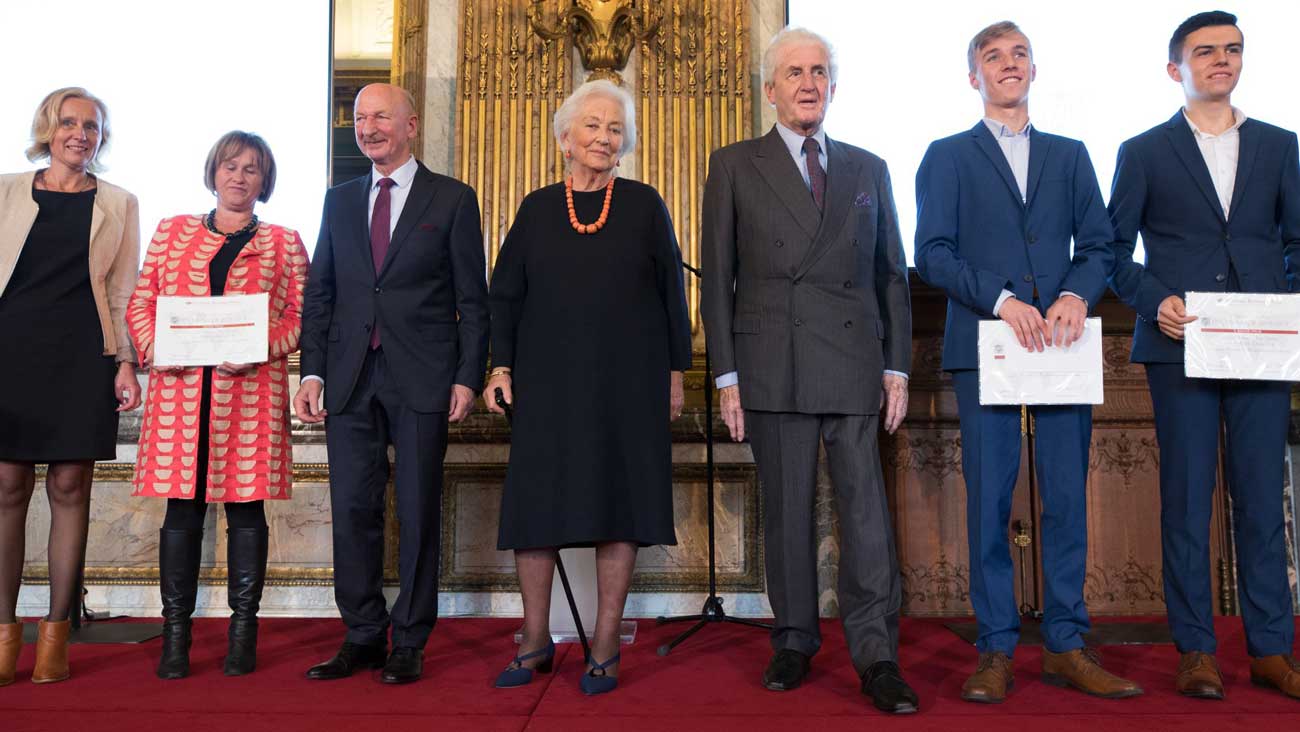 Rare apparition de le reine Paola qui remet le prix Terre d'Avenir avec ...