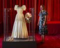 Beatrice d'York admire sa robe de mariée exposée à Windsor