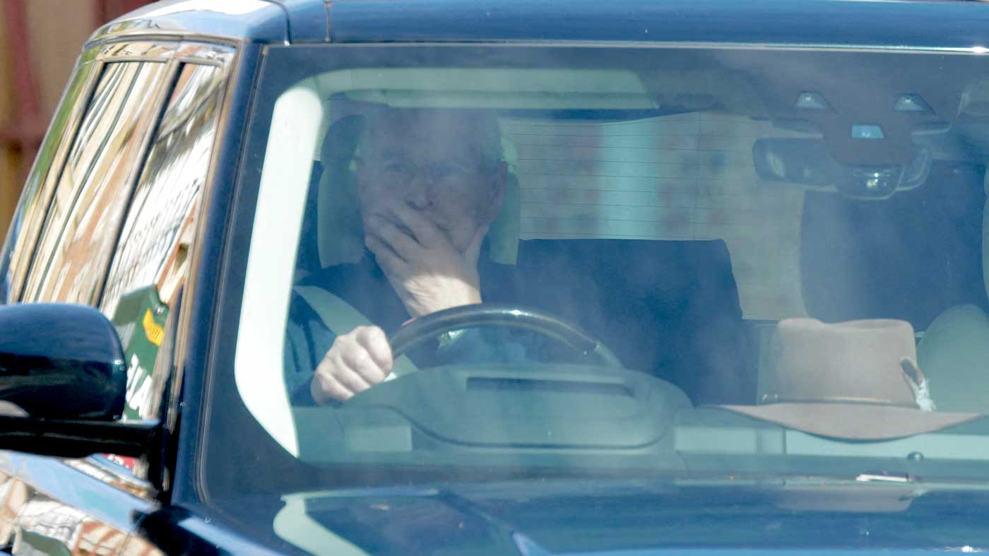 Le prince Andrew rend visite à la Reine qui est rentrée à Windsor