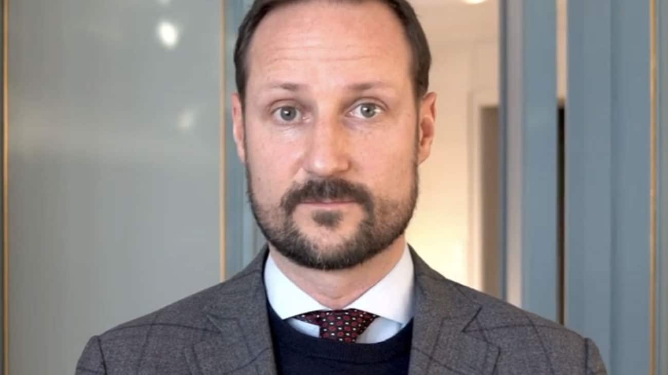 Haakon de Norvège assiste à la commémoration virtuelle du meurtre de ...