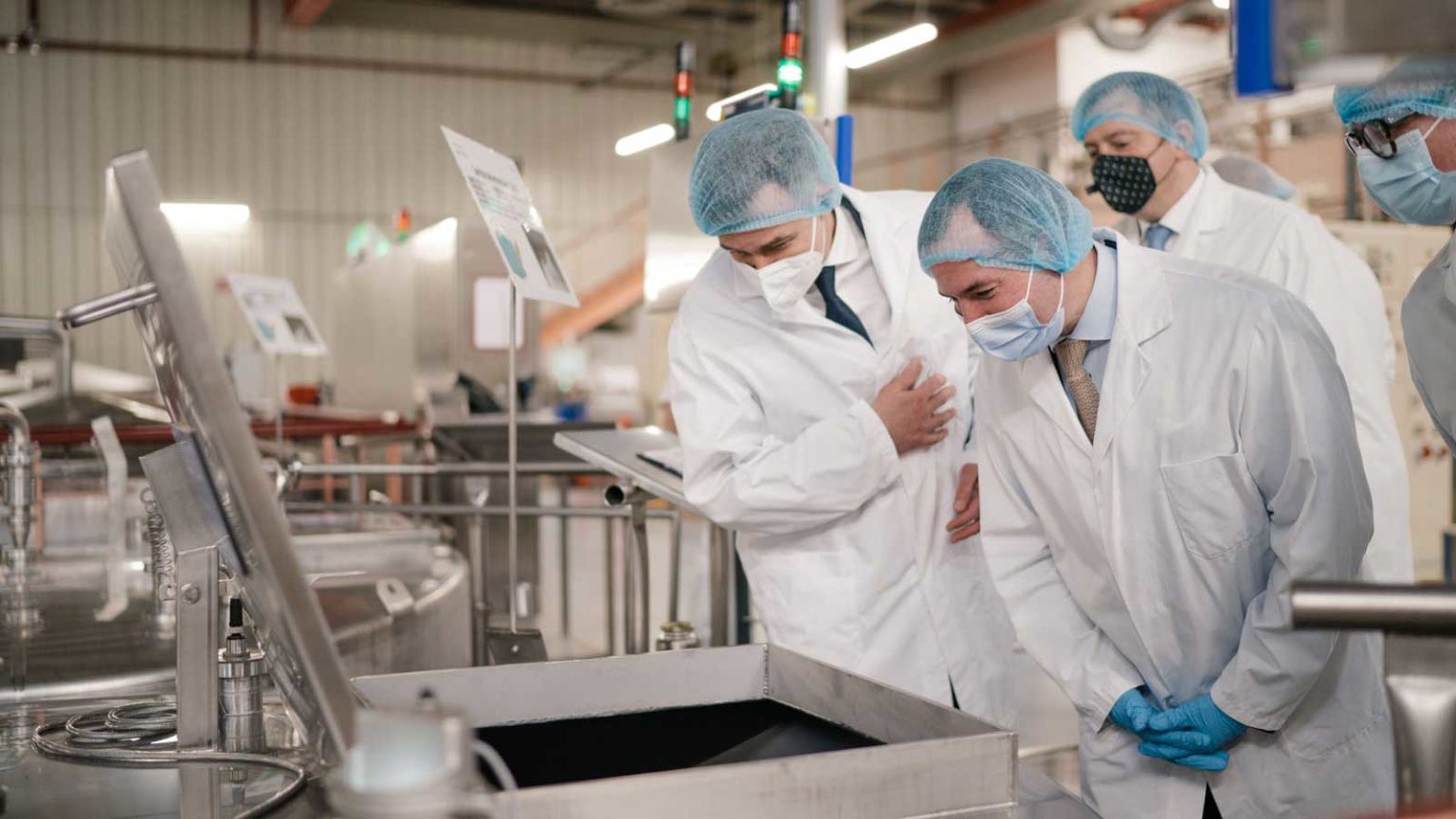 Guillaume de Luxembourg en visite dans l'usine de cosmétiques Cosmolux
