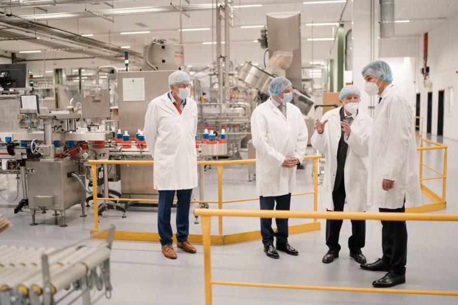 Guillaume de Luxembourg en visite dans l'usine de cosmétiques Cosmolux