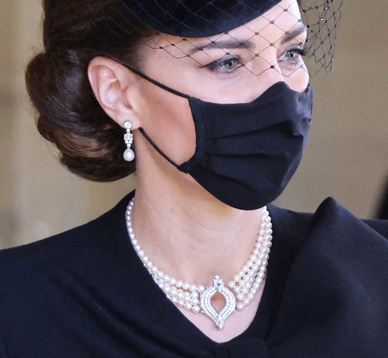 L'imposant collier de perles symbolique porté par Kate Middleton aux ...