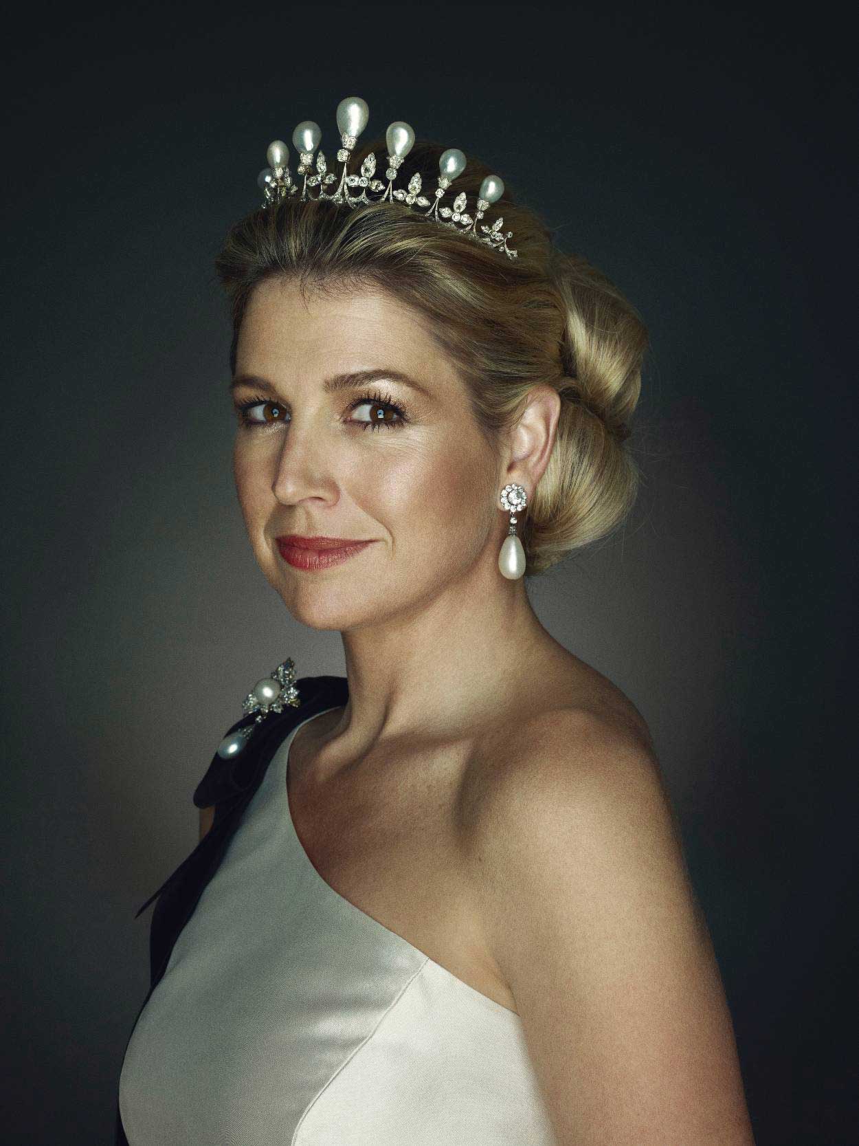 La reine Máxima porte son diadème pavlonique et une robe immaculée ...