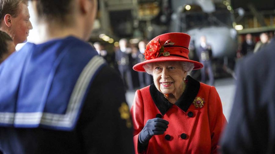 Elizabeth II salue le HMS Queen Elizabeth avant son départ