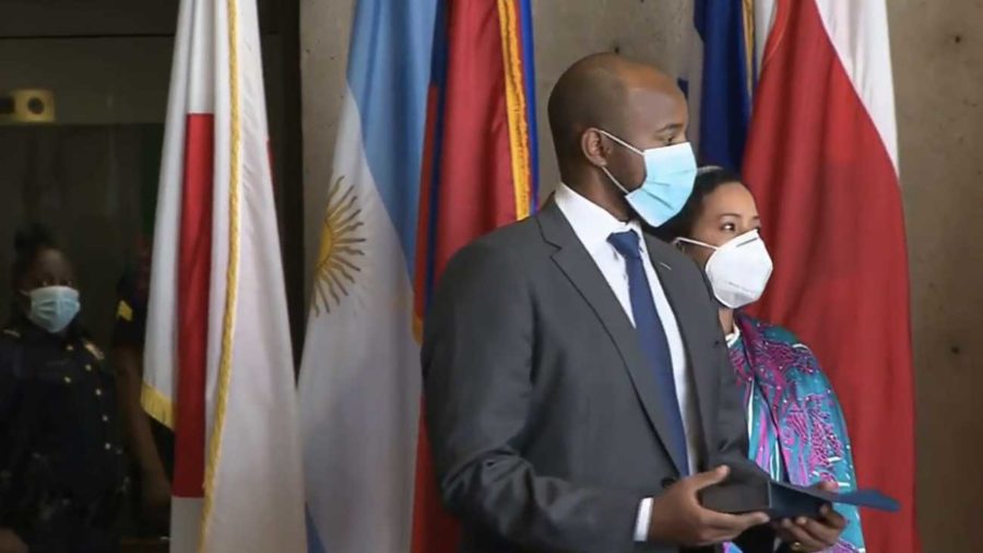 Le maire de Dallas remet les Clés de la Ville au roi Rukidi IV