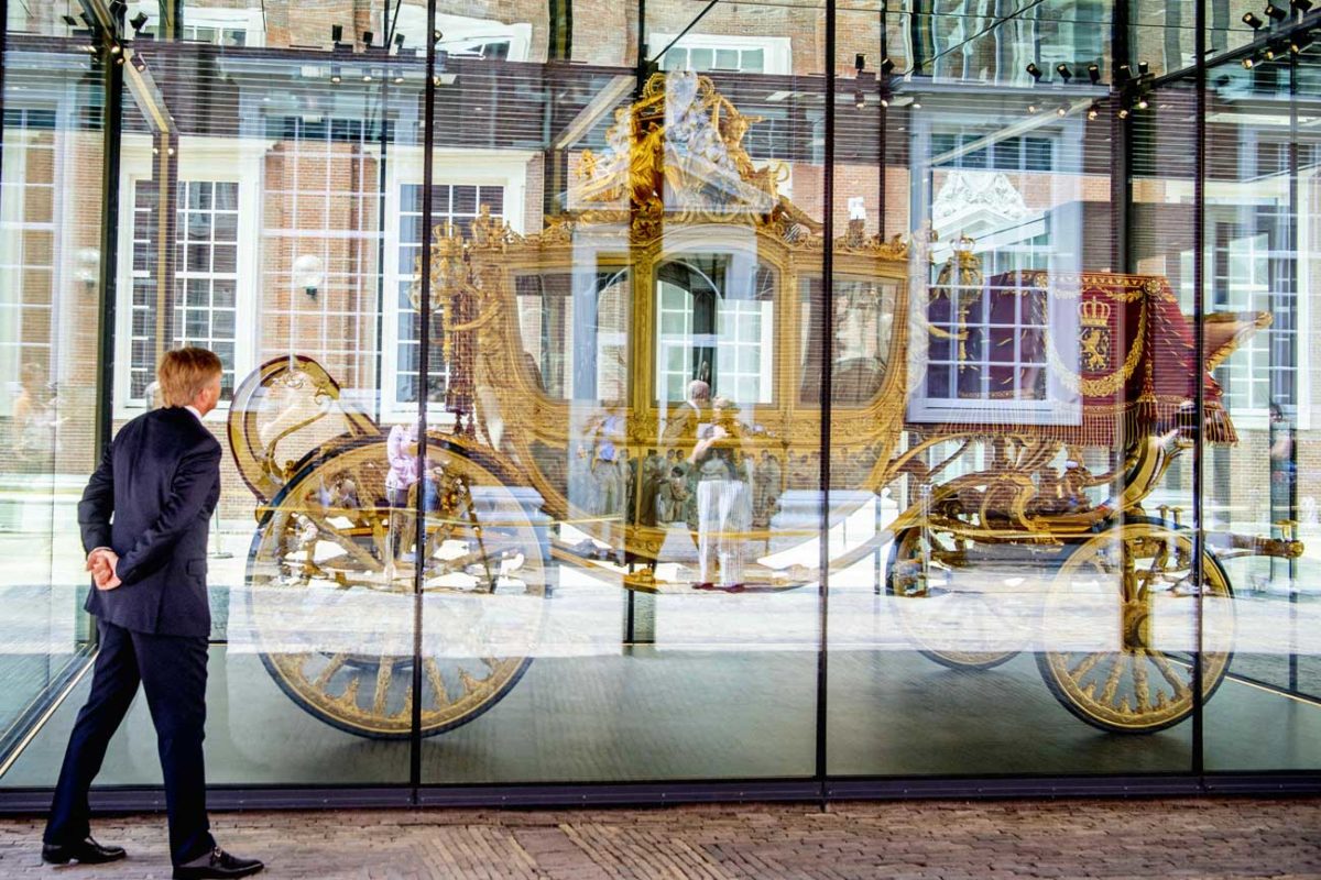 Le roi des Pays-Bas admire le Carrosse doré exposé à Amsterdam