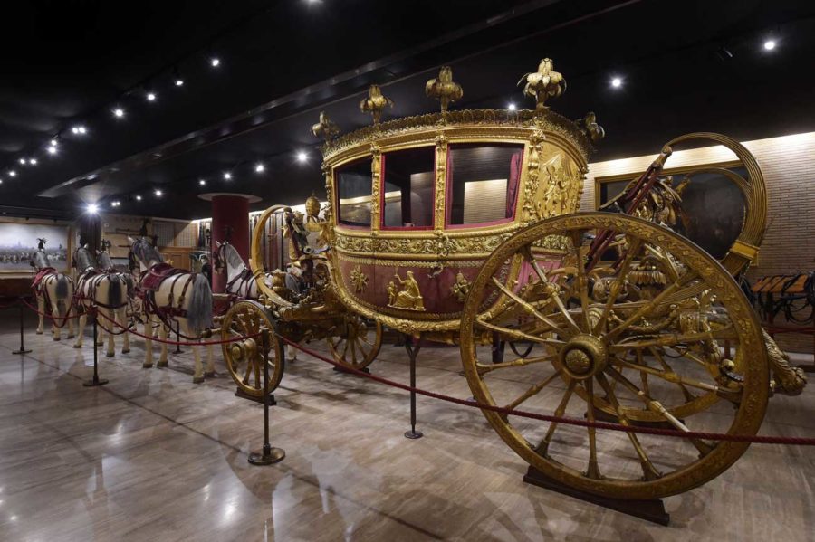 L'incroyable carrosse de Grand Gala des souverains pontifes