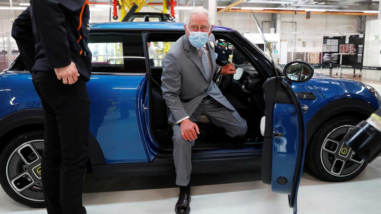 Le prince Charles en visite dans une usine MINI