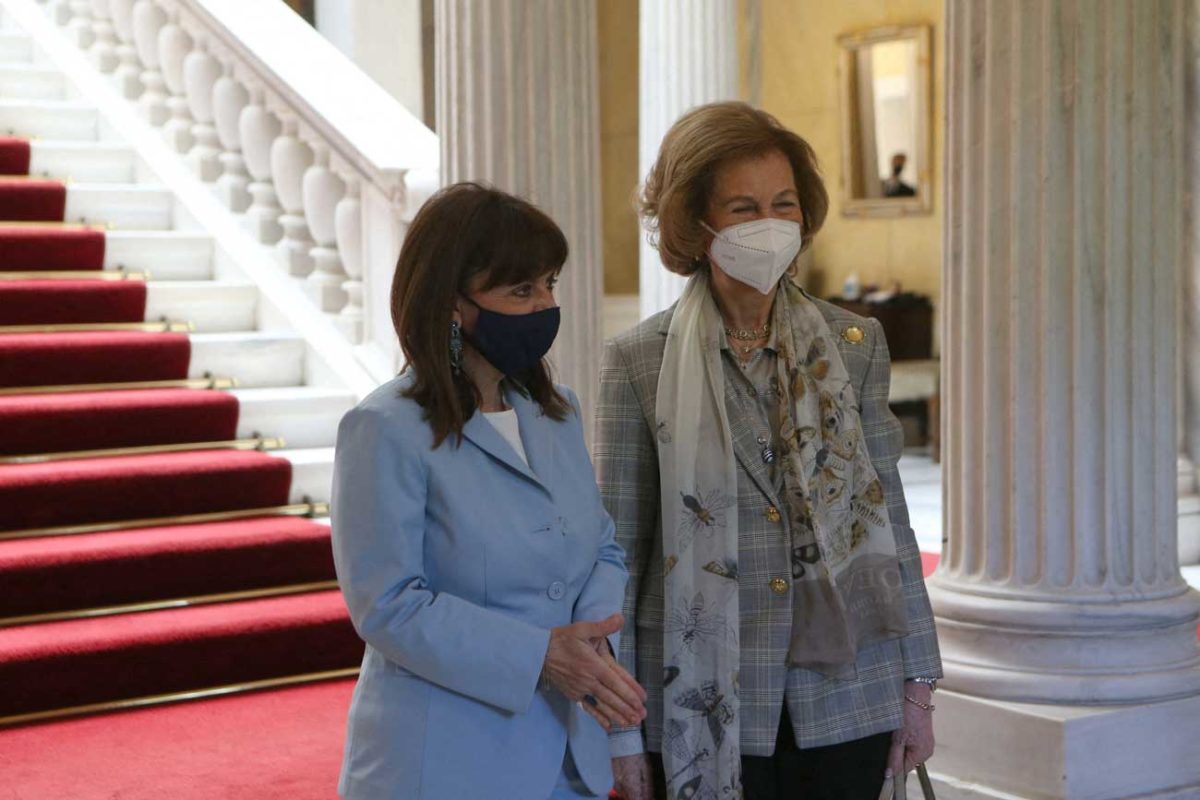 La reine Sofia rencontre la présidente de la Grèce au palais présidentiel