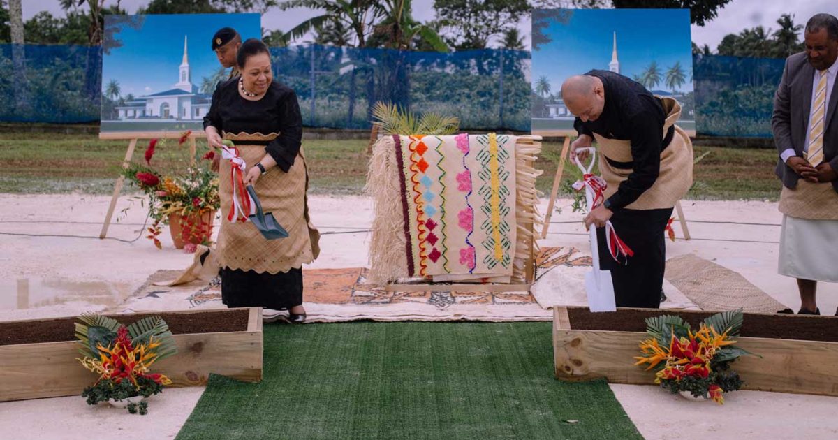 Le roi et la reine des Tonga lancent la construction d'un nouveau ...