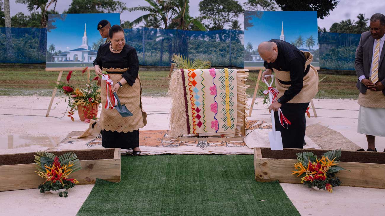 Le roi et la reine des Tonga lancent la construction d'un nouveau ...