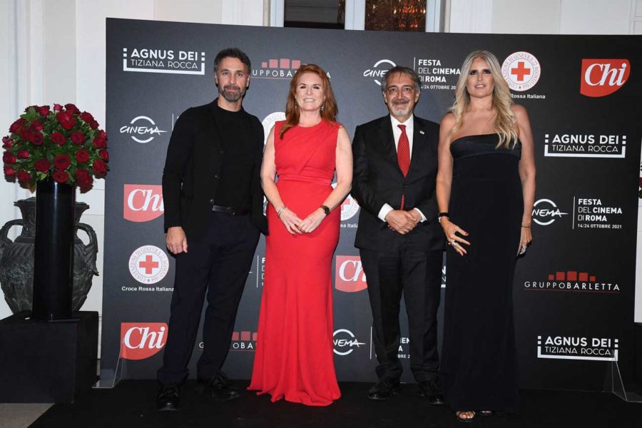 Sarah Ferguson glamour en rouge au gala de la Croix-Rouge à Rome