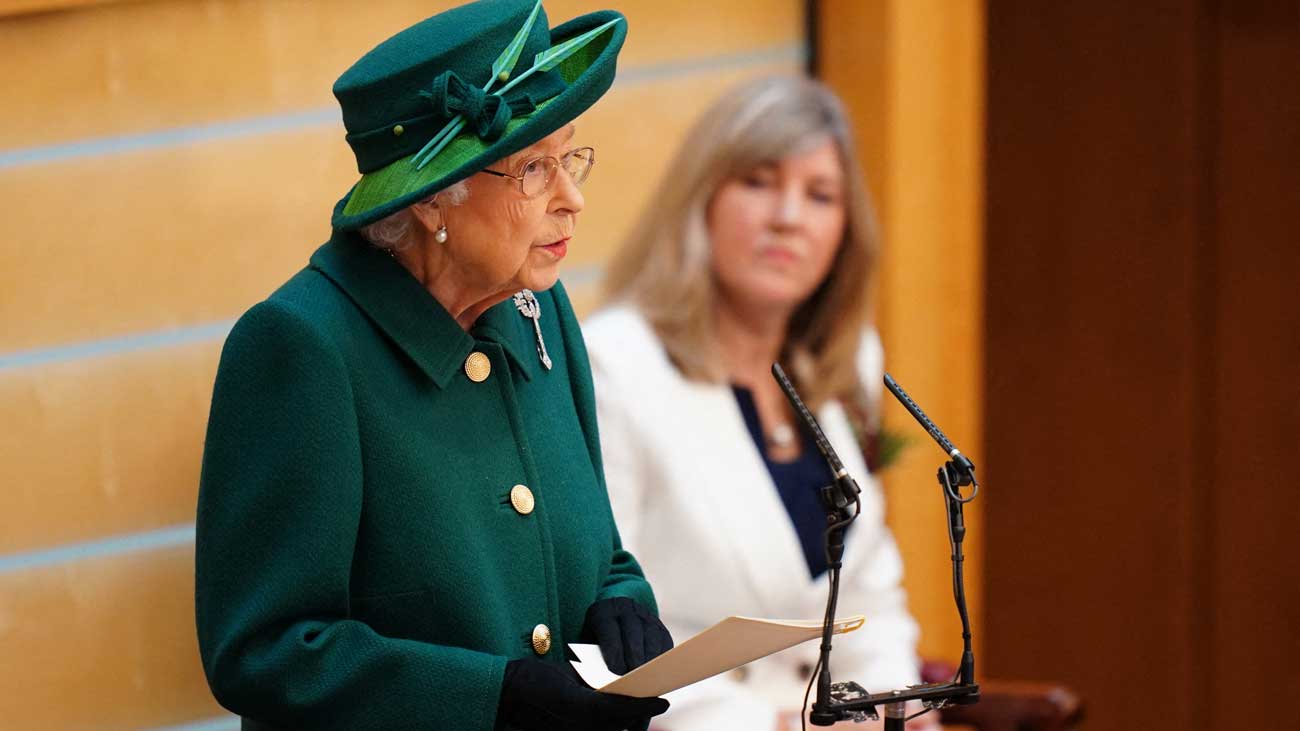 Elizabeth II ouvre la 6e session du Parlement écossais en présence de ...