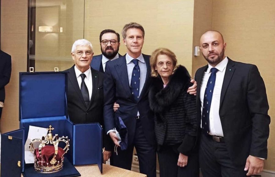 Emmanuel-Philibert de Savoie reçoit la réplique de la couronne d'Italie ...