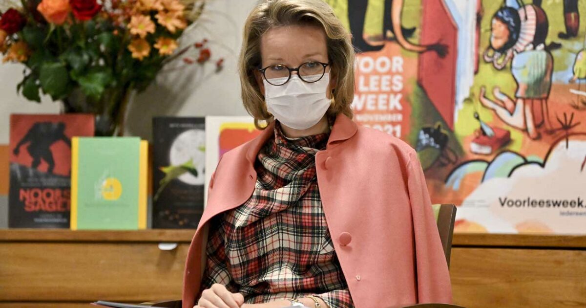 La reine Mathilde lit l'histoire de Druon Antigone à des jeunes et des ...