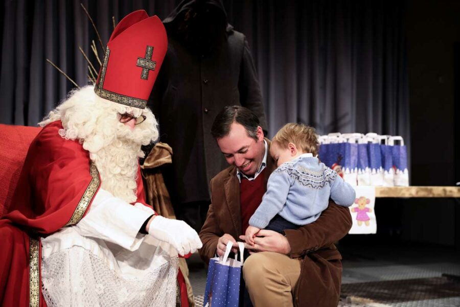 Le petit prince Charles reçoit un cougnou et des cadeaux de Saint-Nicolas