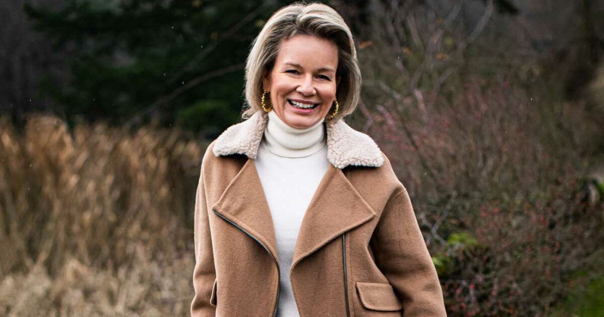 La reine Mathilde à 49 ans : portrait lors d'une balade au domaine ...