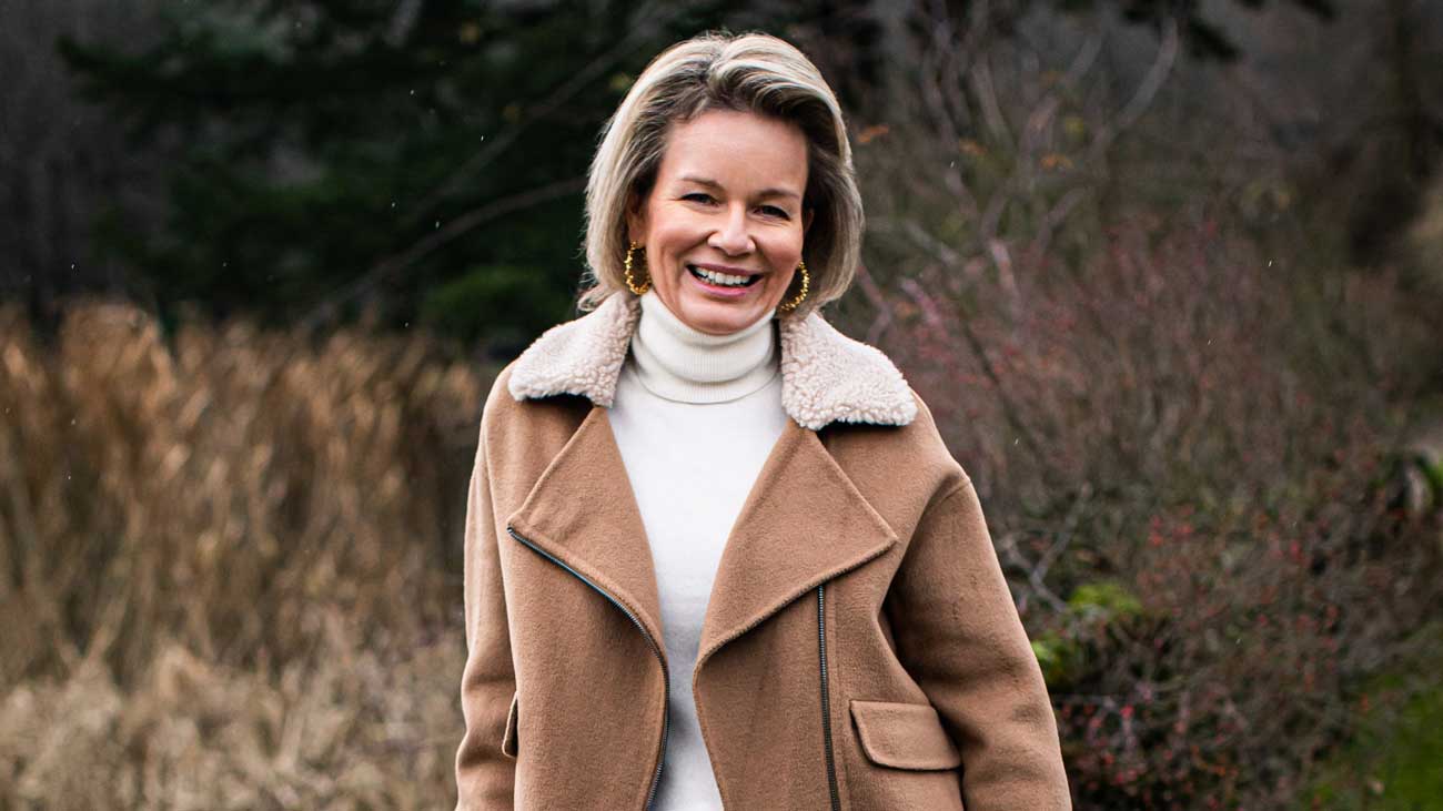 La reine Mathilde à 49 ans : portrait lors d'une balade au domaine ...