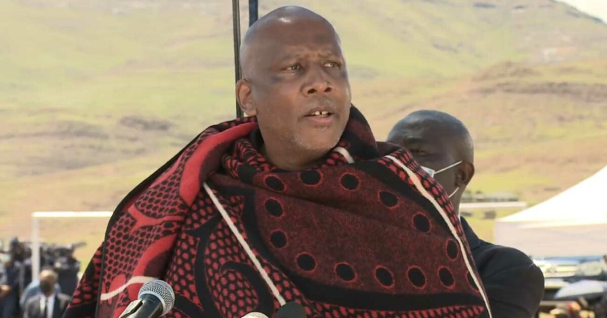 Le roi Letsie III aux funérailles de son oncle : le prince Mathealira ...