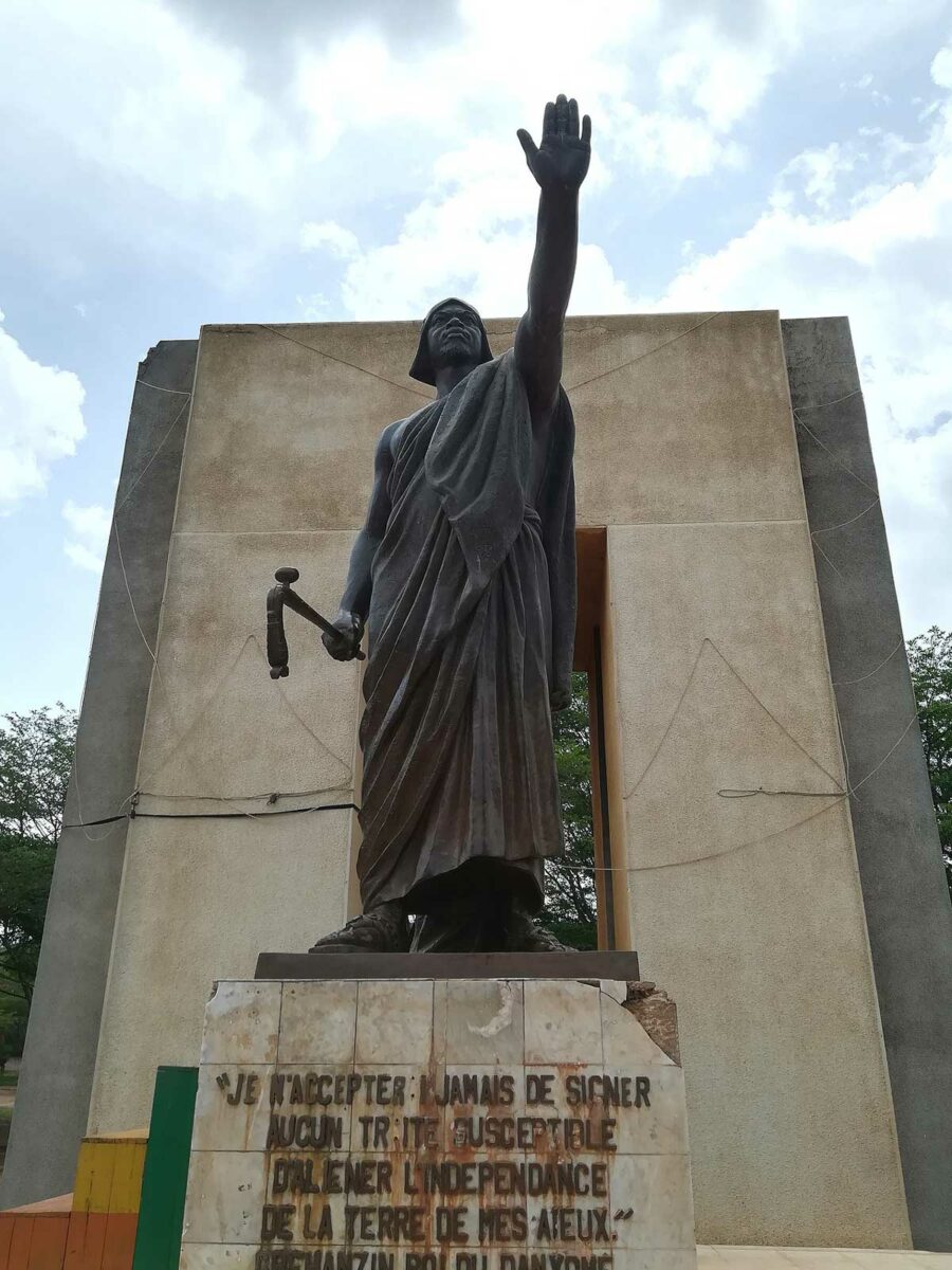 Le nouveau roi du Dahomey a été élu : fin de la crise successorale sur ...