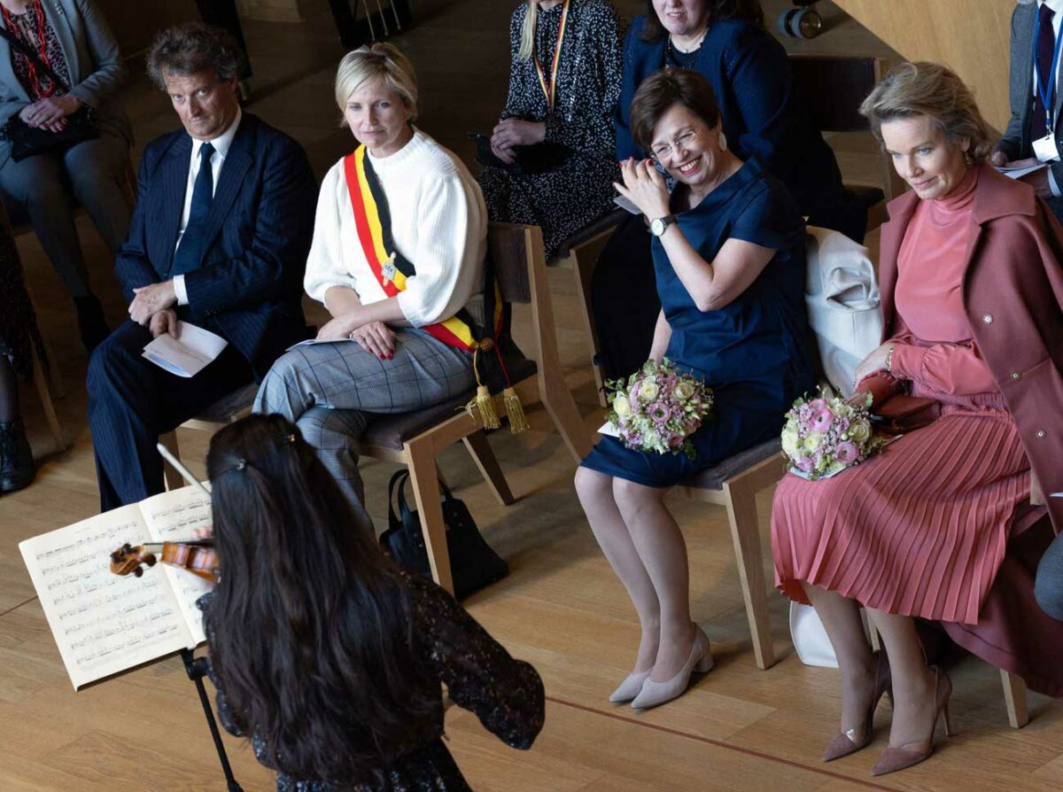 La reine Mathilde fait découvrir la Chapelle musicale à la Première ...