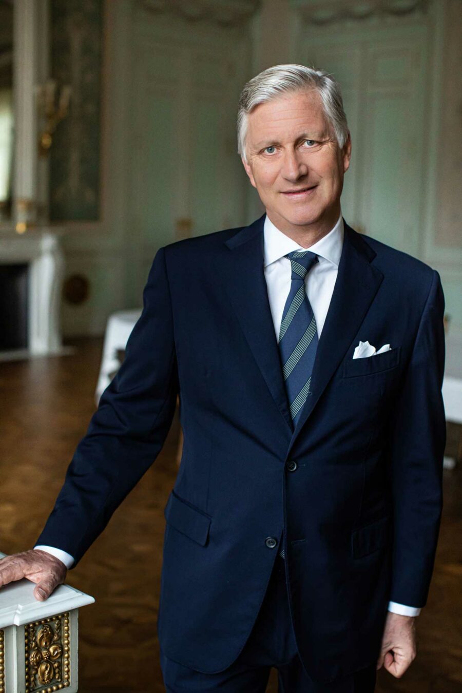 Nouveau portrait du roi Philippe serein au château de Laeken pour son ...