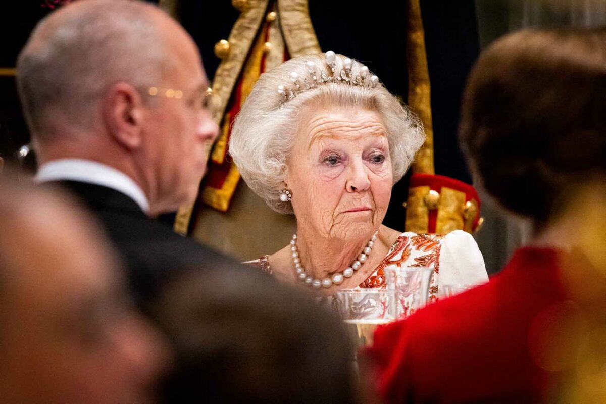 Motifs cachemire et diadème de perles : Beatrix des Pays-Bas est l ...