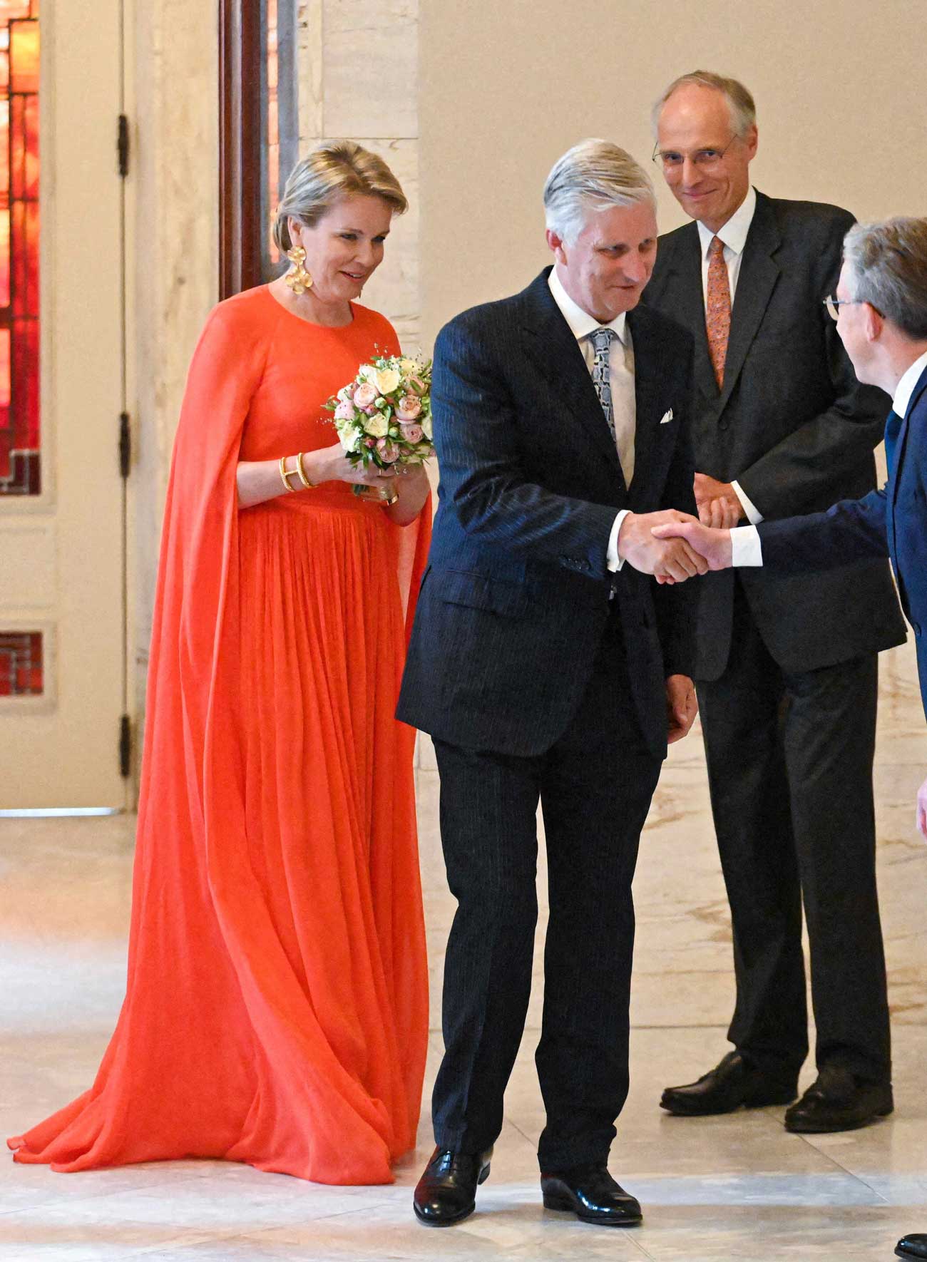 La reine Mathilde dans une robe rouge Essentiel Antwerp lors d'une ...