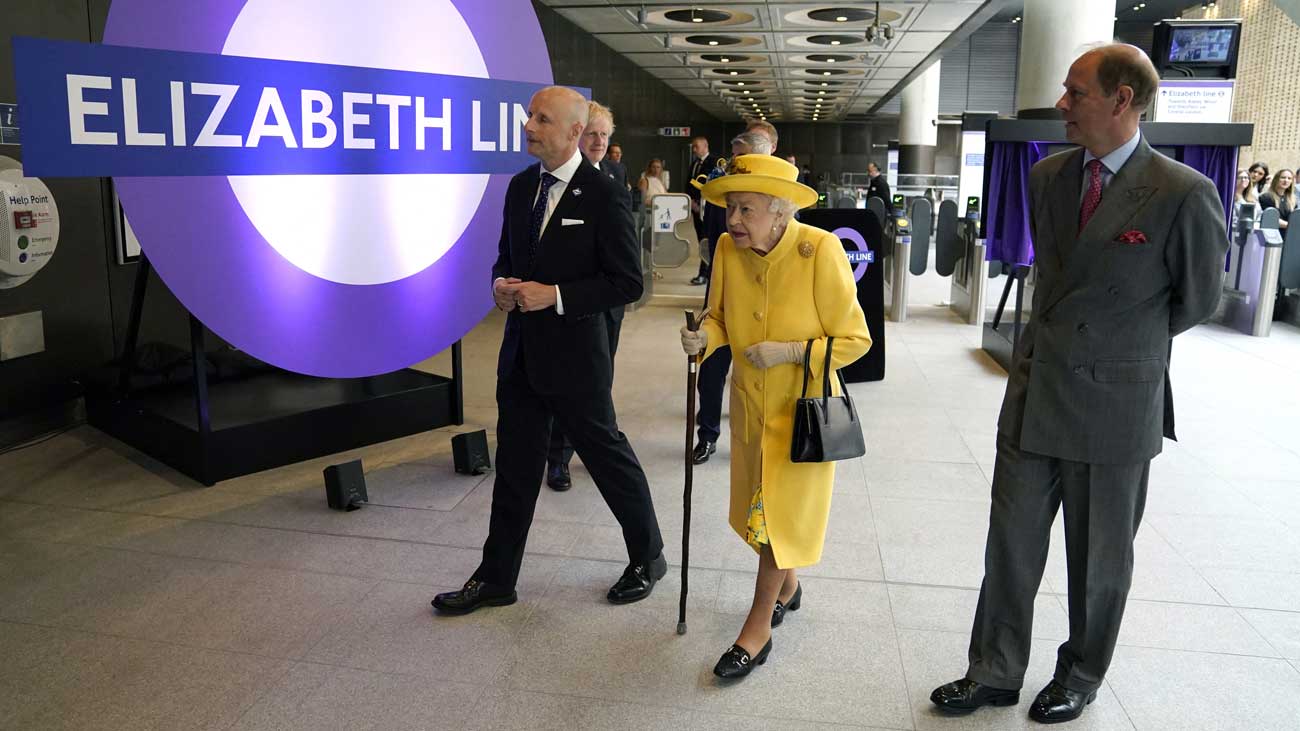 Surprise royale ! Elizabeth II inaugure une ligne de train à son nom à ...