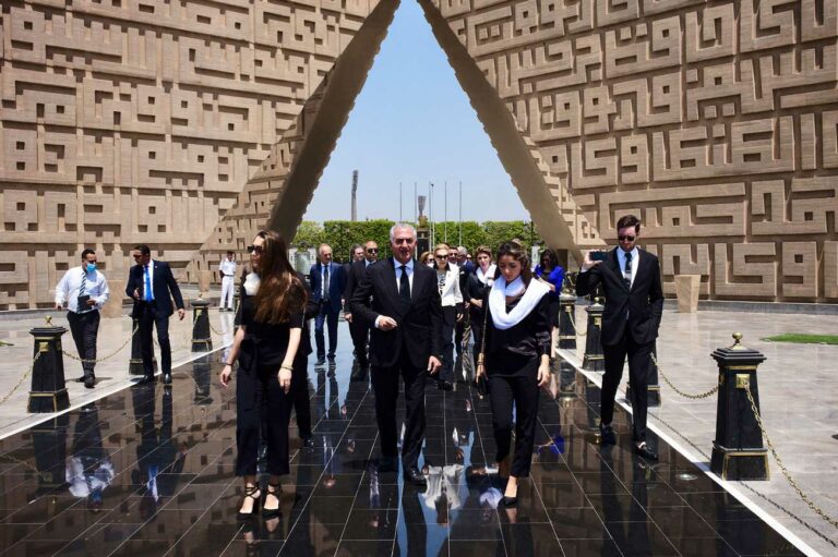 L'impératrice Farah et sa famille se recueillent sur la tombe du chah ...