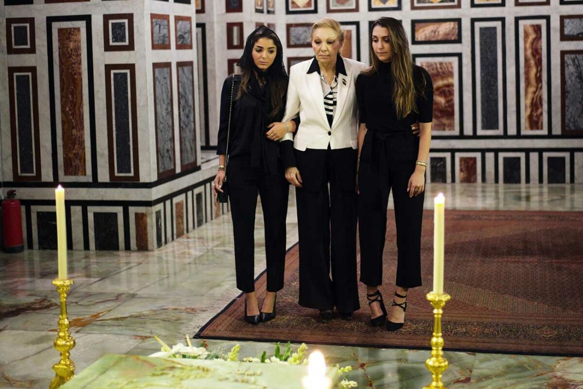 L'impératrice Farah et sa famille se recueillent sur la tombe du chah ...