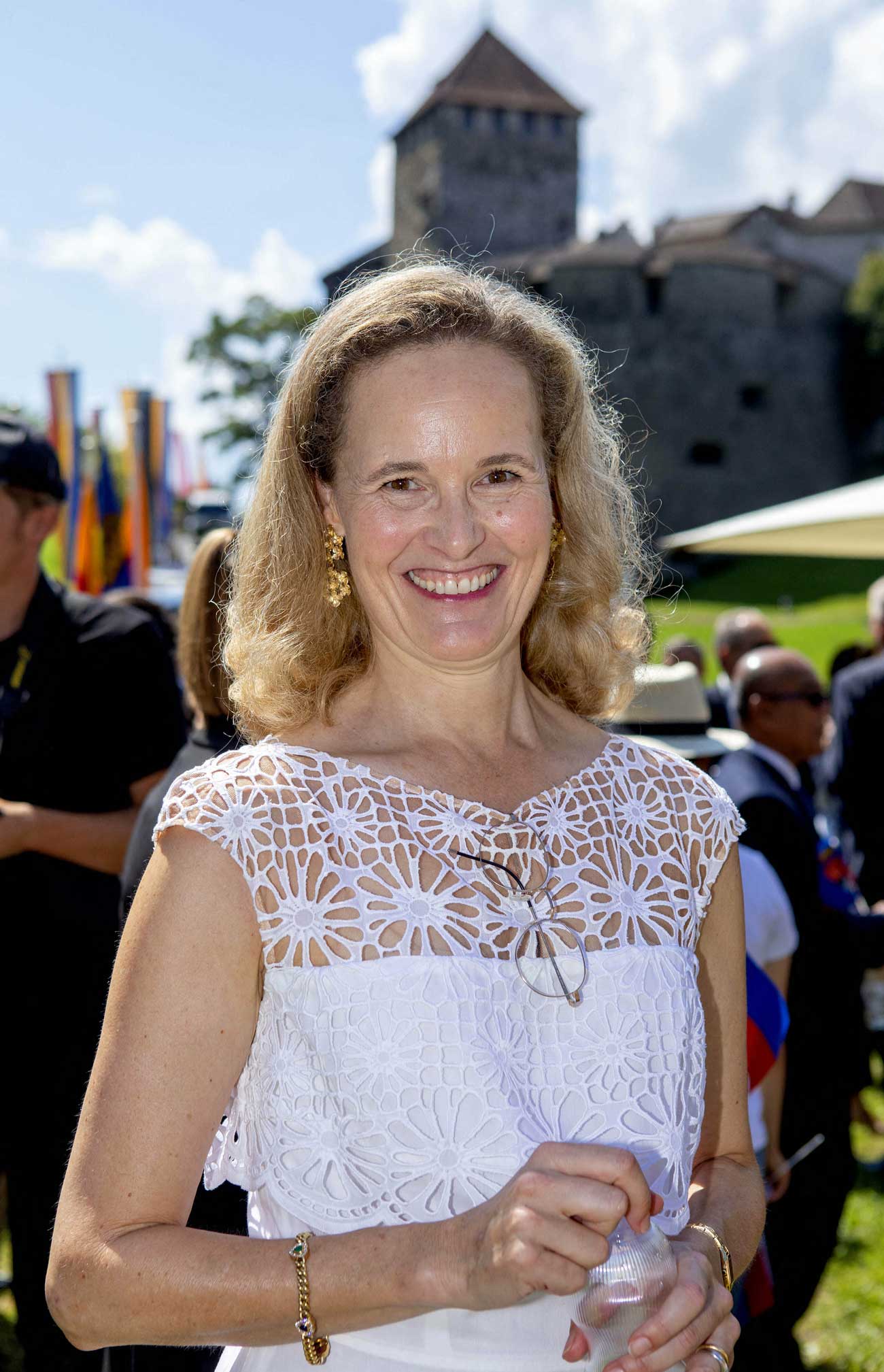 La princesse Marie Caroline de Liechtenstein radieuse entourée de ses ...