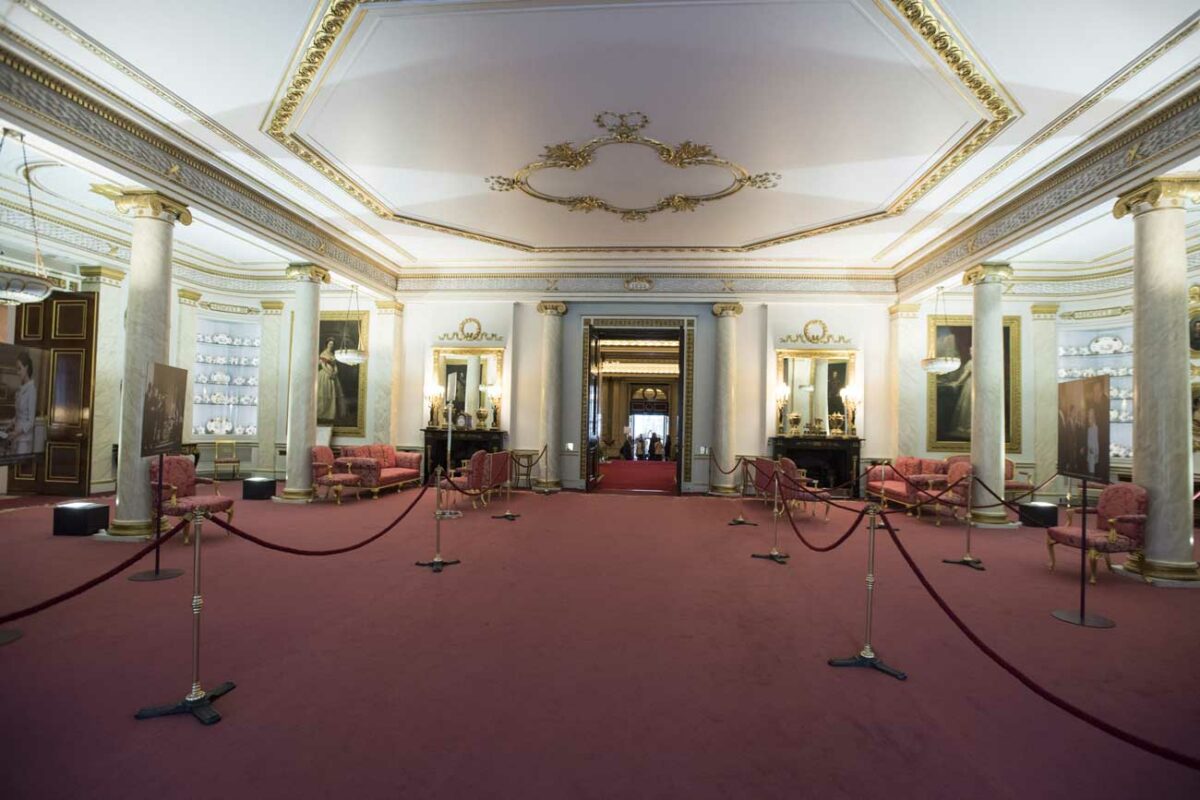 La Bow Room : ce salon du palais Buckingham où le cercueil d'Elizabeth ...