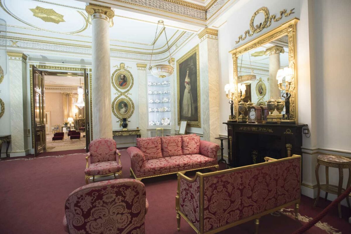 La Bow Room : ce salon du palais Buckingham où le cercueil d'Elizabeth ...