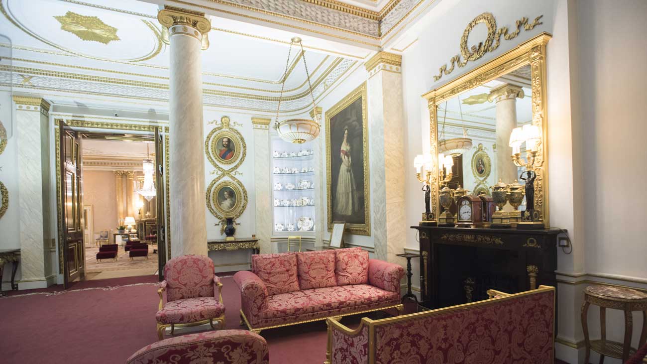 La Bow Room : ce salon du palais Buckingham où le cercueil d'Elizabeth ...