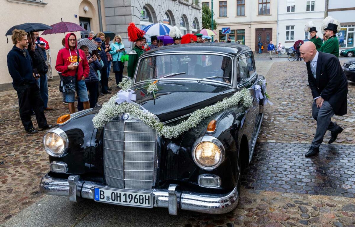 Mariage du prince héréditaire Alexander de Mecklembourg à Neustrelitz : diadème et robe de la ...
