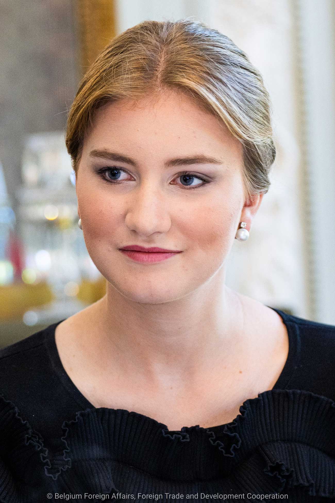 Élisabeth de Belgique signe le livre de condoléances en hommage à ...