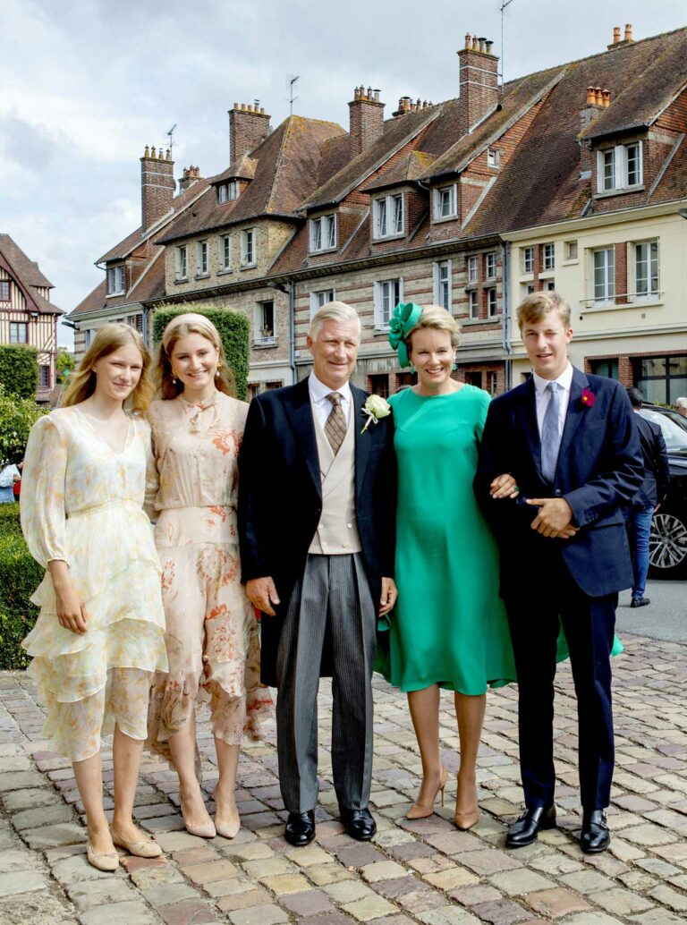 La reine Mathilde au mariage de son frère, le comte Charles-Henri d’Udekem d’Acoz, en Normandie
