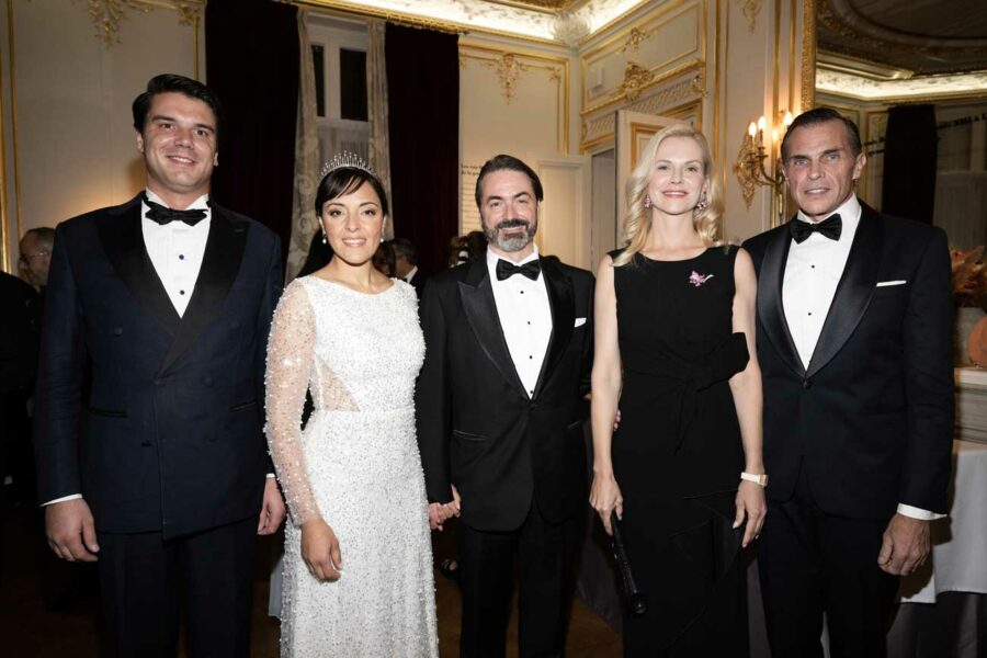 Princes et princesses conviés à une soirée impériale avant le mariage ...