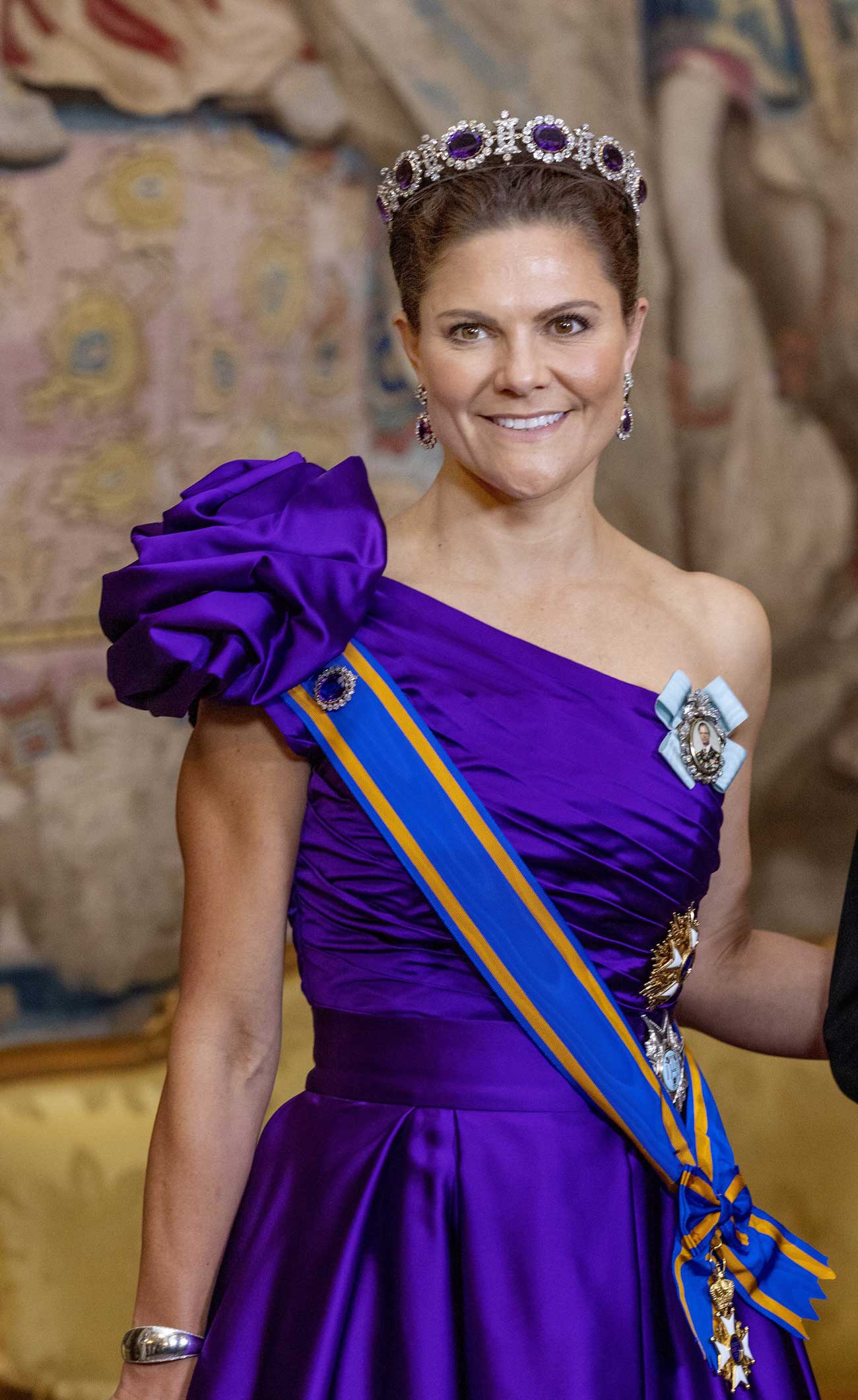 La princesse héritière Victoria sort le précieux diadème d'améthystes ...
