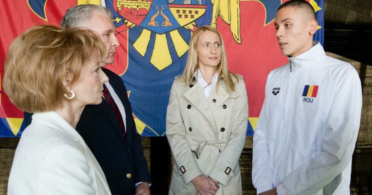 Margareta et Radu de Roumanie reçoivent des jeunes champions de ...