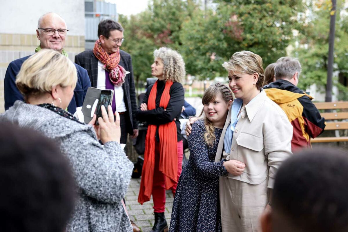La grande-duchesse Maria Teresa rend visite à une Maison des jeunes qui ...