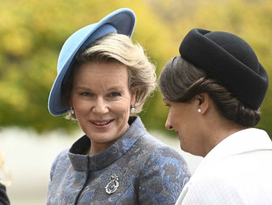 La reine Mathilde en Armani Privé et épingle une nouvelle broche à son ...