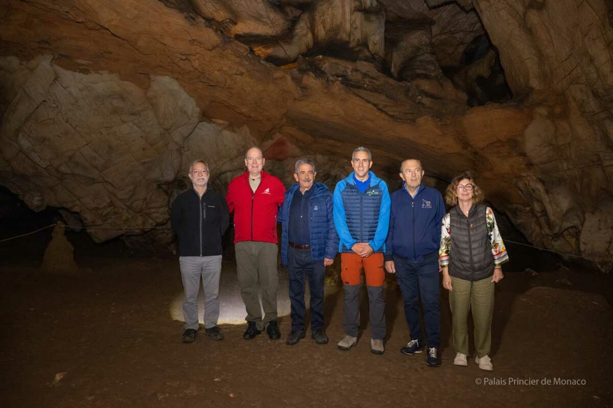 Le prince Albert II visite une grotte préhistorique de Cantarbrie