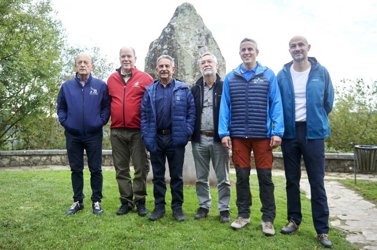 Le prince Albert II visite une grotte préhistorique de Cantarbrie